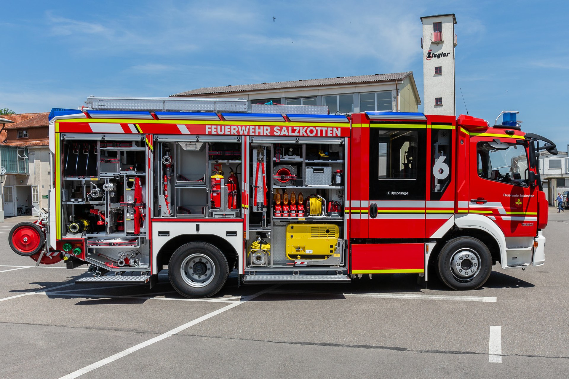 ZIEGLER HLF 10 to the fire department of Salzkotten firefighting unit ...