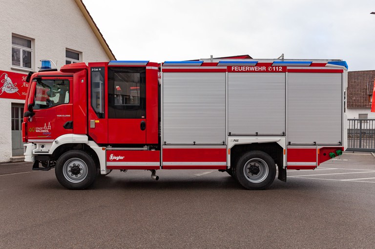 Industrial vehicle with high reach extendable turret (HRET) for the ...